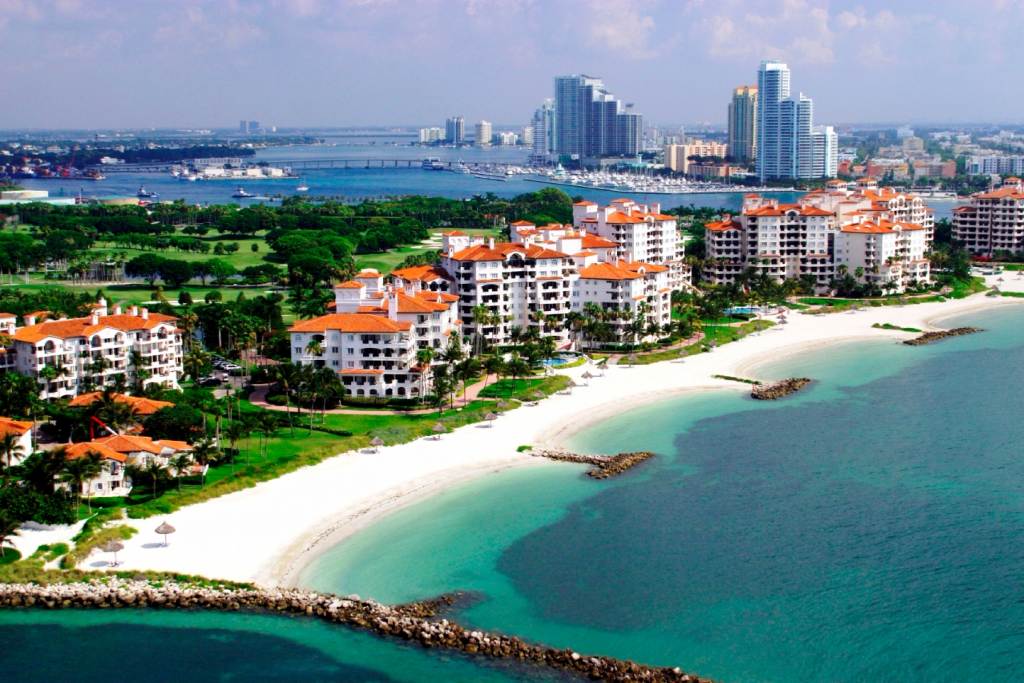 A sightseeing tour of Miami with a cruise to the islands of celebrities