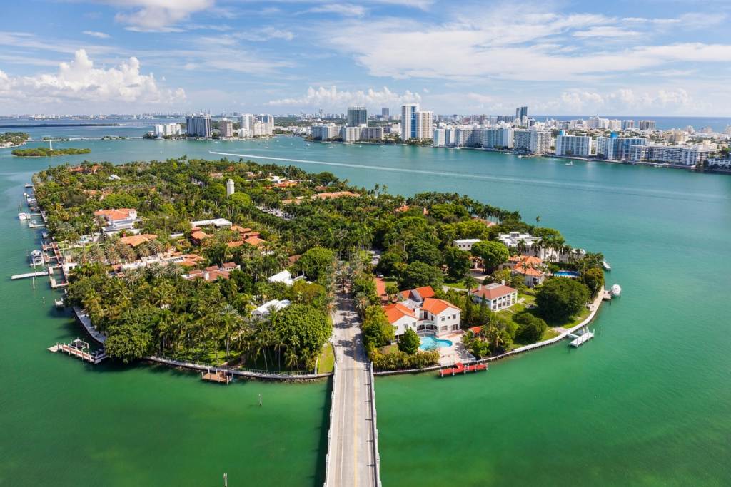 A sightseeing tour of Miami with a cruise to the islands of celebrities